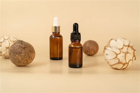 베이지 색 배경에 서 있는 갈색 드롭퍼 병에 얼굴 세럼 또는 오일 0명에 대한 스톡 사진 및 기타 이미지 0명 건강관리와 의술 깨끗한 Istock