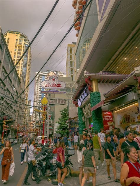 간판 거리 사진 거리 장면 건물 건축 걷는 군중 공공 장소 광고 교통 군중 기와 낮 노점상 높은 구조물 다층 건물 도시 경관 도시 생활 도시