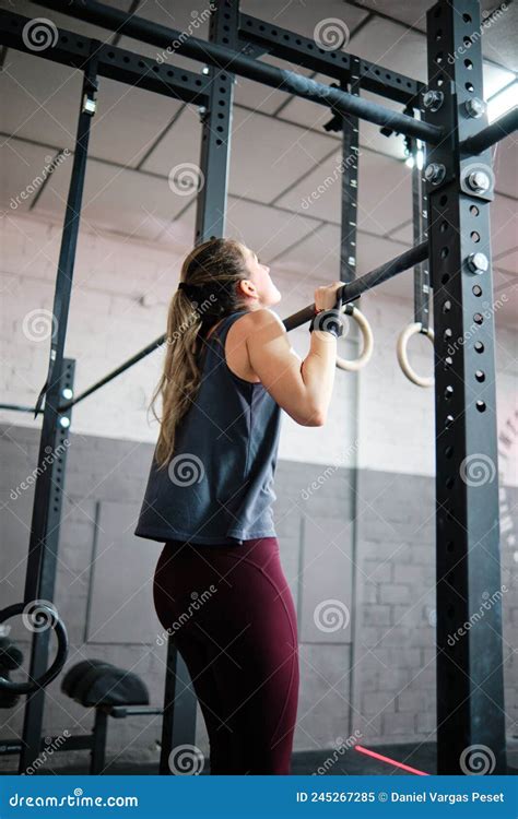 Entrenamiento De Gimnasia Joven En El Gimnasio Imagen De Archivo Imagen De Sano Bienestar