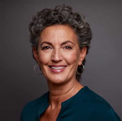 21 Flattering Short Hairstyles For Oval Faces Over 50 Hairstylecamp