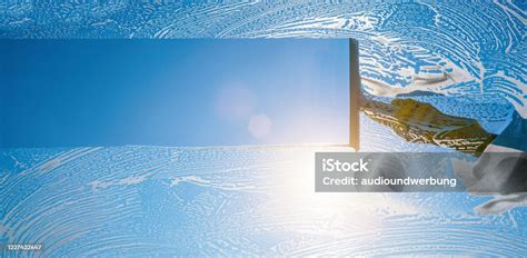 화창한 날에 는 삐걱 거리는 소리와 와이퍼가있는 창 청소기 청소 창 청소하기에 대한 스톡 사진 및 기타 이미지 청소하기