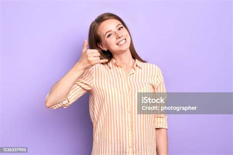 매력적인 젊은 여자 보여주는 전화 나 제스처 유혹 와 동료 가냘픈에 대한 스톡 사진 및 기타 이미지 가냘픈 갈색 광고 Istock