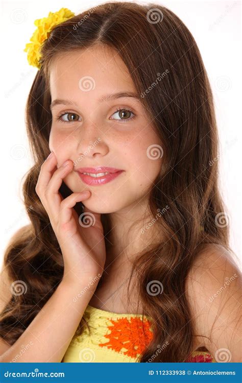 Портрет конца вверх красивого счастливого молодого девочка подростка с шикарными длинными