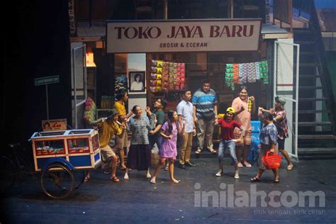 Foto Pementasan Teater Musikal Cek Toko Sebelah Di Tim Jakarta