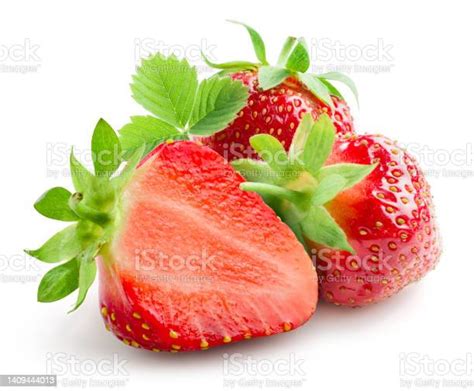 딸기 격리 딸기 조각과 잎이 분리 된 전체 베리 흰색 배경에 세 딸기 측면보기 0명에 대한 스톡 사진 및 기타 이미지 0명