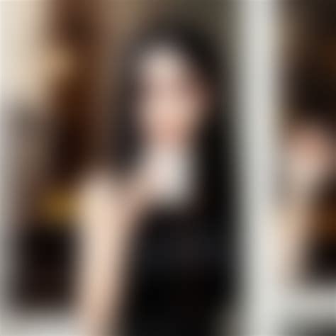 Неопределённость Девушка стоит у окна и пьёт кофе Она задумалась остановилась в потоке