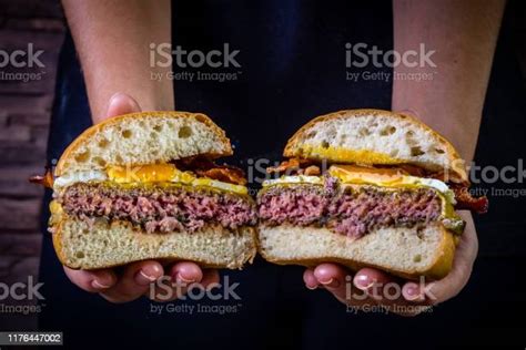 치즈 계란 베이컨 피클을 나무 테이블과 소박한 배경에 얹은 수제 쇠고기 버거 고기에 대한 스톡 사진 및 기타 이미지 고기 굽기 길거리 음식 Istock