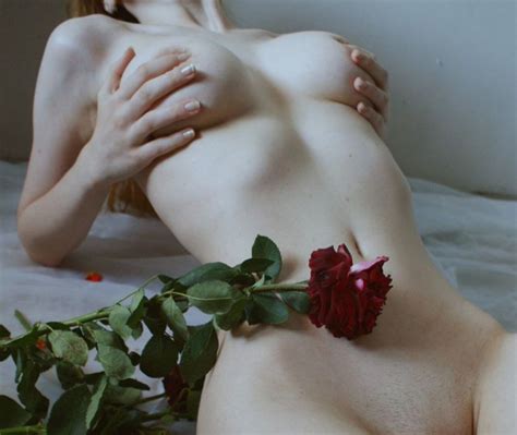 Naked floret naked floret прикрытые соски грудь Эротика