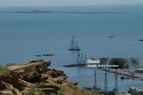 카스피해 바다 석유 굴착 장치 다른 측면 파노라마에서 전망 0명에 대한 스톡 사진 및 기타 이미지 0명 건축 관광 Istock