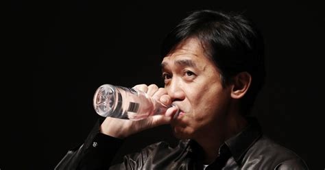 양조위 물 마시는 모습도 영화처럼