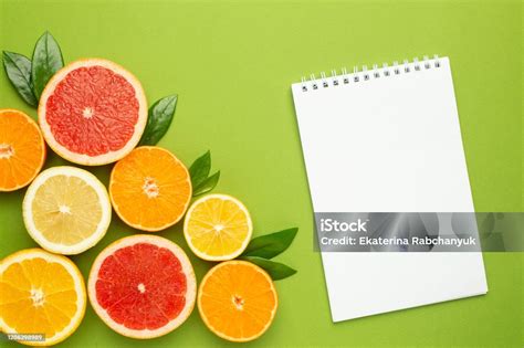 녹색 배경에 노트북과 감귤 과일 과일 플랫 레이 자몽 레몬 만다린과 오렌지와 여름 최소한의 합성 여름 색상 수확 과일 을 절단 오렌지 감귤류 과일에 대한 스톡 사진 및 기타