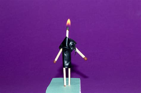 Korek Api Kayu Dan Pita Hitam Konsep Kreatif Dibuat Model Busana Dari Tongkat Korek Api Kayu