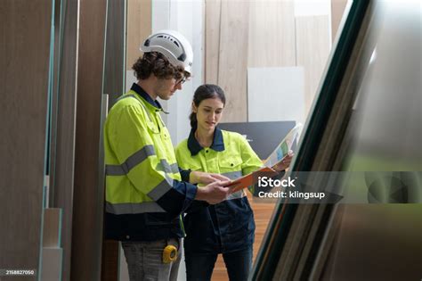 유니폼과 헬멧 안전 유지 클립 보드 가구 공장에서 합판 재료를 확인하는 남자와 여자 엔지니어 상점 목공 창고에서 일하는 남녀 노동자 직원에 대한 스톡 사진 및 기타 이미지