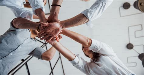 아래에서 봅니다 성공적인 사업가들이 손을 모으고 있습니다 사진 Unsplash의 공생 이미지