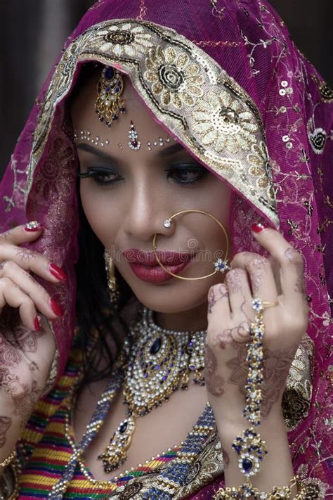 Menina Indiana Bonita No Sari Vermelho Foto De Stock Imagem De Morno Interior
