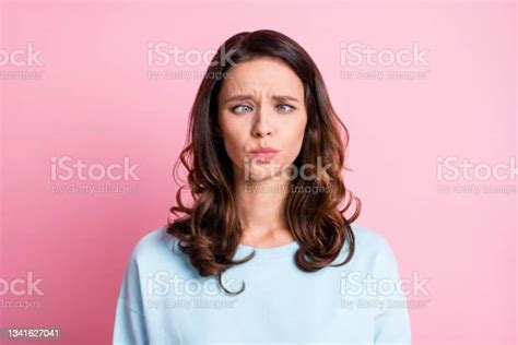 핑크 컬러 배경을 통해 고립 된 다양한 방법으로 젊은 매력적인 여자 미친 바보 얼굴을 찡그린 시계의 사진 갈색 머리에 대한 스톡 사진 및 기타 이미지 Istock