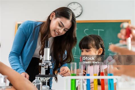 초등학교에서 아이들에게 수업을 가르치는 백인 여성 교사 매력적인 젊은 강사 마스터 여성은 유치원에서 행복과 재미있는 활동으로 사랑스러운 아이들을 설명하고 교육합니다 초등