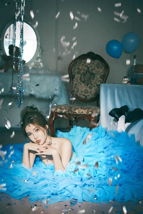 Ck U Chin 這意外 不意外 多切合 你給我的傷害 是你一早知道我們有的 通通不算愛 這意外 不可愛 只種下 一次一次的傷害 天透亮 我想你才活該 明白嗎 這意外 不算光彩