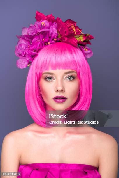 분홍색 밥 잘라내기 및 카메라 바이올렛에 고립 된 보고 머리에 꽃으로 아름 다운 젊은 여자의 클로 우즈 업 초상화 꽃 식물에 대한 스톡 사진 및 기타 이미지 Istock