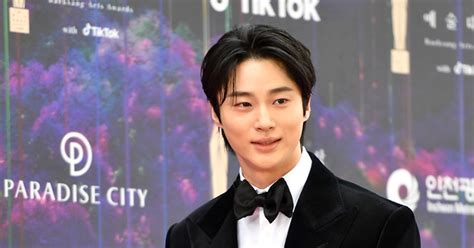 [포토]백상예술대상 레드카펫 오른 변우석