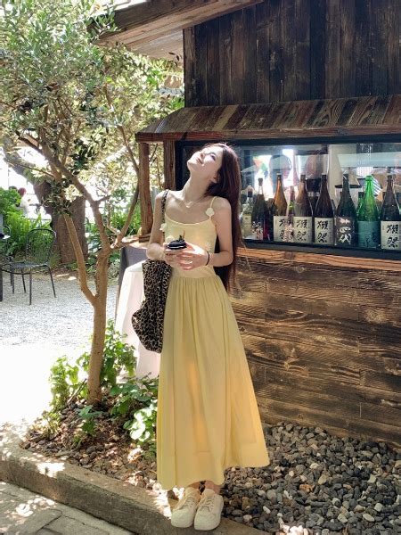 헤이로그 뷔스티에 끈나시 민소매 나시 끈 A라인 플리츠 플레어 로즈 장미 포인트 장식 유니크 여름 바캉스 휴양지 휴가 바다 해변 룩 코디 추천 러블리 로맨틱 데이트룩 롱 원피스