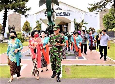 Ketua Umum Yayasan Kebaya Warisan Indonesia Kunjungi Museum Pusat TNI