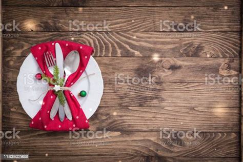 나무 배경에 빨간색과 흰색 물방울 무늬 냅킨 크리스마스 테이블 장소 설정 0명에 대한 스톡 사진 및 기타 이미지 0명 갈색 개체 그룹 Istock