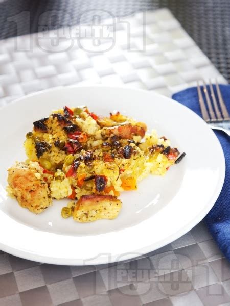 Печено пуешко месо от гърди филе с ориз и зеленчуци лук чушки