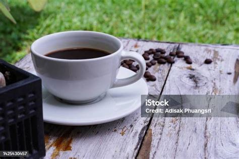 오래된 나무 테이블에 뜨거운 아메리카노 커피 접시에 커피 한 잔 아메리카노 블랙 커피 나무 바닥에 커피 컵 오후는 커피를 마시는 가장 좋은시기입니다 0명에 대한 스톡 사진