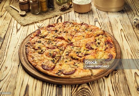 뜨거운 녹는 뜨거운 수 제 페퍼로니 피자 준비가 먹기 소박한 나무 Tablepepperoni 피자 치즈 피자 슬라이스 해제 최고 피자 슬라이스 맛 있는 치즈 힘 줄 슬라이스