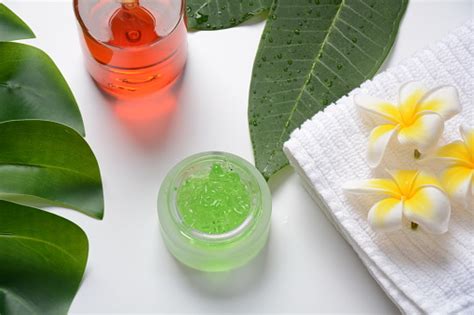 녹색 허브 잎과 흰색 꽃 브랜딩 모형을위한 빈 라벨 자연의 아름다움 제품 스파 웰빙 마사지 개념화장품 병 용기 0명에 대한 스톡 사진 및 기타 이미지 Istock