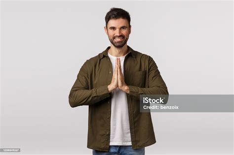 쾌활하고 편안하고 친절한 웃는 백인 남자가 기도 미소 명상 또는 요가 연습을 마치고 손바닥을 누르고 감사센시를 표현하고 흰색 배경을 서 있습니다 광고에 대한 스톡 사진 및