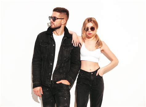 섹시한 자신감 아름다운 여자와 그녀의 잘 생긴 남자 친구 부드러운 순간을 가진 행복한 쾌활한 가족섹스를하기 전에 포옹하는 젊은 열정적 인 커플 무료 사진