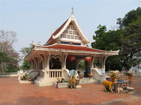 ศาลเจ้าแม่สองนาง บริเวณริมบึงแก่นนคร จ ขอนแก่น Isan Insight