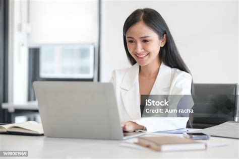 Manajer Wanita Profesional Dalam Setelan Bergaya Menggunakan Laptop Di Tempat Kerjanya Foto Stok ...