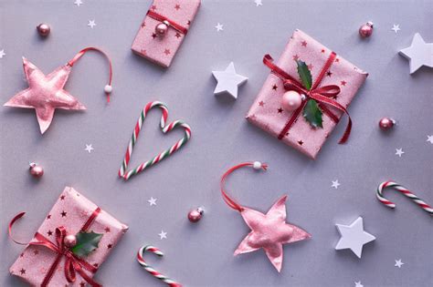 분홍색 선물 상자 줄무늬 사탕 지팡이 장신구 및 장식 별 회색 종이에 기하학적 창조적 인 평면 레이아웃축제 크리스마스 배경 0명에 대한 스톡 사진 및 기타 이미지 Istock