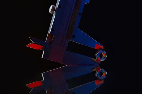 금속 다양한 크기의 크롬 도금 너트 및 너트를 측정하는 캘리퍼 검은 배경 0명에 대한 스톡 사진 및 기타 이미지 0명 강철 건설 기계류 Istock