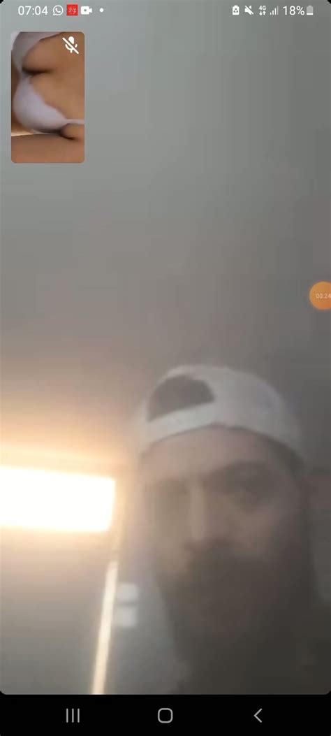 فضيحة العراقي بكر العزاوي بكر العزاوي هو يمارس العادة سرية مع فديو وهمي