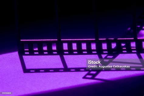 영화 배경 텍스트에 대한 장소와 파란색과 검은 색 배경에 필름 릴 스트라이프 시네마 0명에 대한 스톡 사진 및 기타 이미지 0명 개념 개념과 주제 Istock