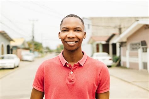 Retrato De Un Joven Negro En Un Concepto De Educaci N De Barrio Pobre Foto Premium