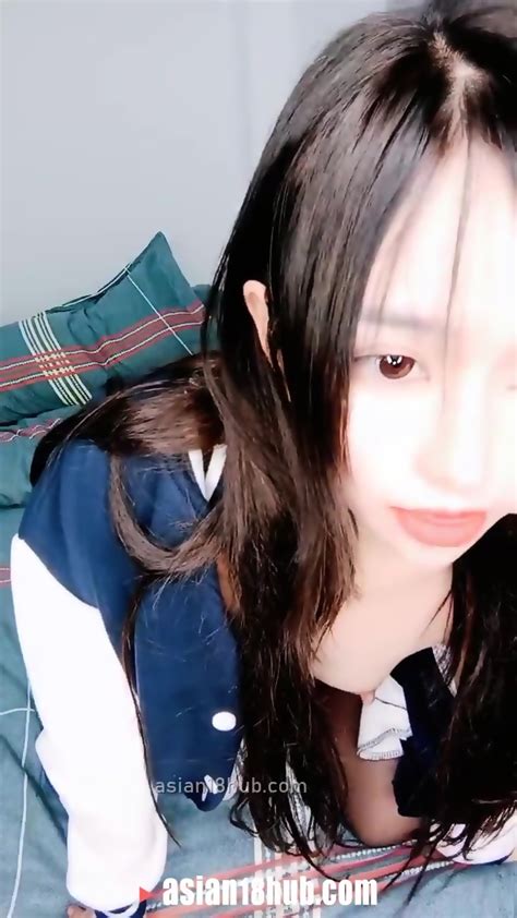 China Live Girl 颜值很高的学妹全程露脸激情大秀听狼友指挥脱光性感展示 Eporner