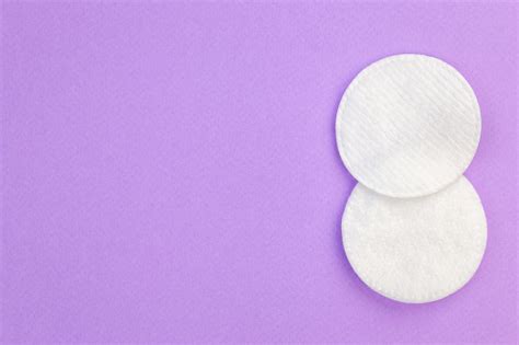 복사 공간이있는 파스텔 보라색 배경에 면 위생 화장품 청소 패드와 플랫 평신도 조성 0명에 대한 스톡 사진 및 기타 이미지 0명 가꿔주기 개체 그룹 Istock