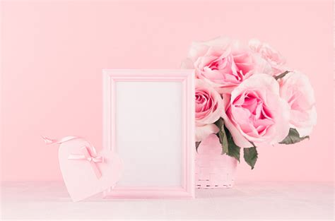 발렌타인 데이와 결혼식을 위한 로맨스 축 하 배경럭셔리 장미 꽃다발 선물 상자 심장 흰색 나무 보드에 텍스트에 대 한 빈 프레임 0명에 대한 스톡 사진 및 기타 이미지