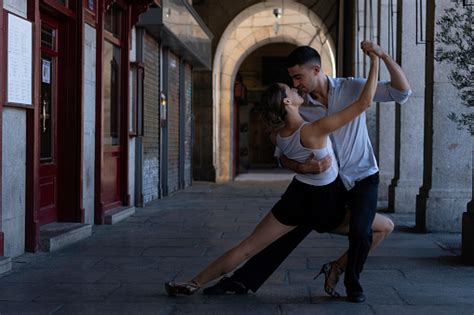 춤추는 커플 탱고 탱고 댄스 위치 양복을 입은 소년과 반바지와 흰색 티셔츠를 입은 소녀 일부 석조 아치 아래 20 24세에 대한 스톡 사진 및 기타 이미지 Istock