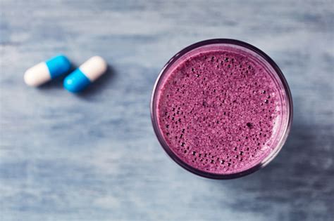 우유와 블루베리 크레아틴 캡슐을 곁들인 단백질 셰이크 한 잔 스포츠 영양에 대한 개념 소박한 나무 배경입니다 맨 위 보기 닫아 공간을 복사합니다 0명에 대한 스톡 사진 및