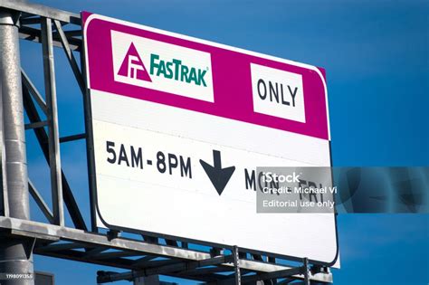 Fastrak 익스프레스 차선 표지판 Fastrak은 캘리포니아의 유료 도로 교량 및 높은 점유율의 유료 차선에 대한 전자 통행료 징수 Etc 시스템입니다 톨게이트에 대한