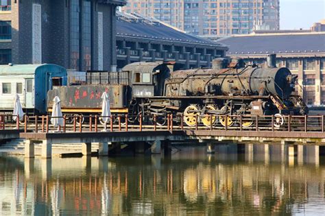 오래된 녹슨 중국 증기 기관차 호수 옆 측면에 인민을 위한 봉사 라고 쓰여 있습니다 0명에 대한 스톡 사진 및 기타 이미지