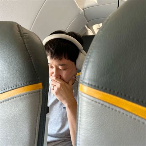 설마 연휴라고 아직 이불 속이야 설연휴에도 서재로 출근 새벽부터 글을 쓰고 있어 18년 째 단 하루도 놓지 않는 나만의 루틴이야 블로그 기사 책 원고 강의안