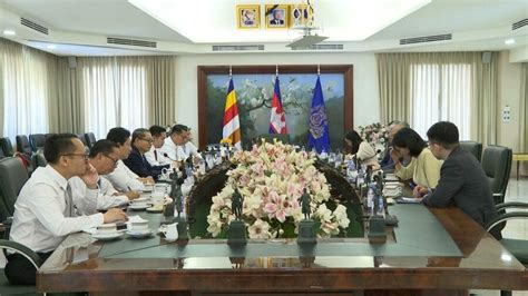 រដ្ឋាភិបាលចិន បានថ្វាយជាព្រះទីនាំងរថយន្តចំនួន ១២គ្រឿង ថ្វាយព្រះករុណាជាអម្ចាស់ជីវិតលើត្បូង