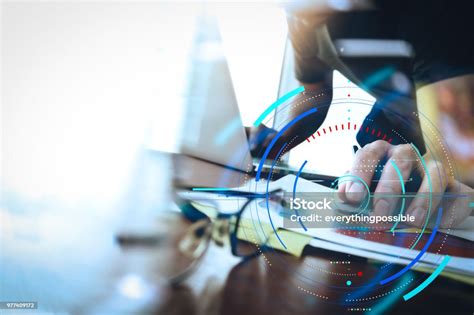 스마트폰 및 소셜 네트워크 다이어그램 및 배경에서 일 하는 남자와 함께 디지털 태블릿 및 그래프 비즈니스 사무실 테이블에 비즈니스 문서 고객 참여에 대한 스톡 사진 및 기타